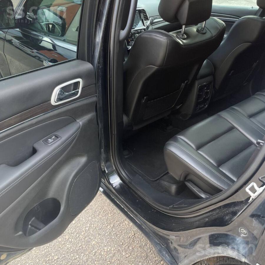 Black Jeep Grand Cherokee 2020 in Riga, with an engine capacity of 3.00 L and mileage of 99 thousand km for 25500 €, photo 10 on AUTOMOTO.COM.LV