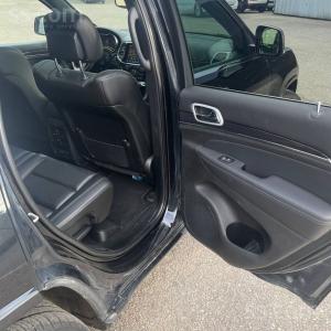 Black Jeep Grand Cherokee 2020 in Riga, with an engine capacity of 3.00 L and mileage of 99 thousand km for 25500 €, photo 13 on AUTOMOTO.COM.LV