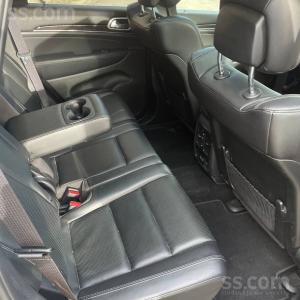 Black Jeep Grand Cherokee 2020 in Riga, with an engine capacity of 3.00 L and mileage of 99 thousand km for 25500 €, photo 14 on AUTOMOTO.COM.LV