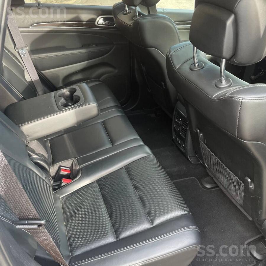Black Jeep Grand Cherokee 2020 in Riga, with an engine capacity of 3.00 L and mileage of 99 thousand km for 25500 €, photo 14 on AUTOMOTO.COM.LV