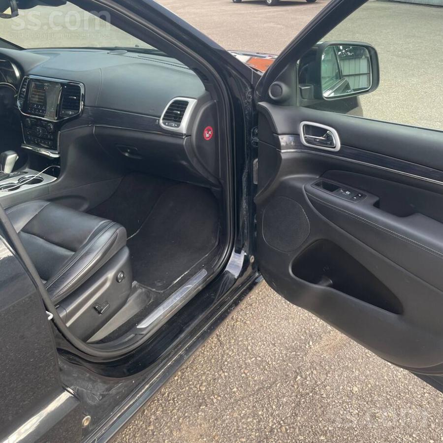 Black Jeep Grand Cherokee 2020 in Riga, with an engine capacity of 3.00 L and mileage of 99 thousand km for 25500 €, photo 15 on AUTOMOTO.COM.LV