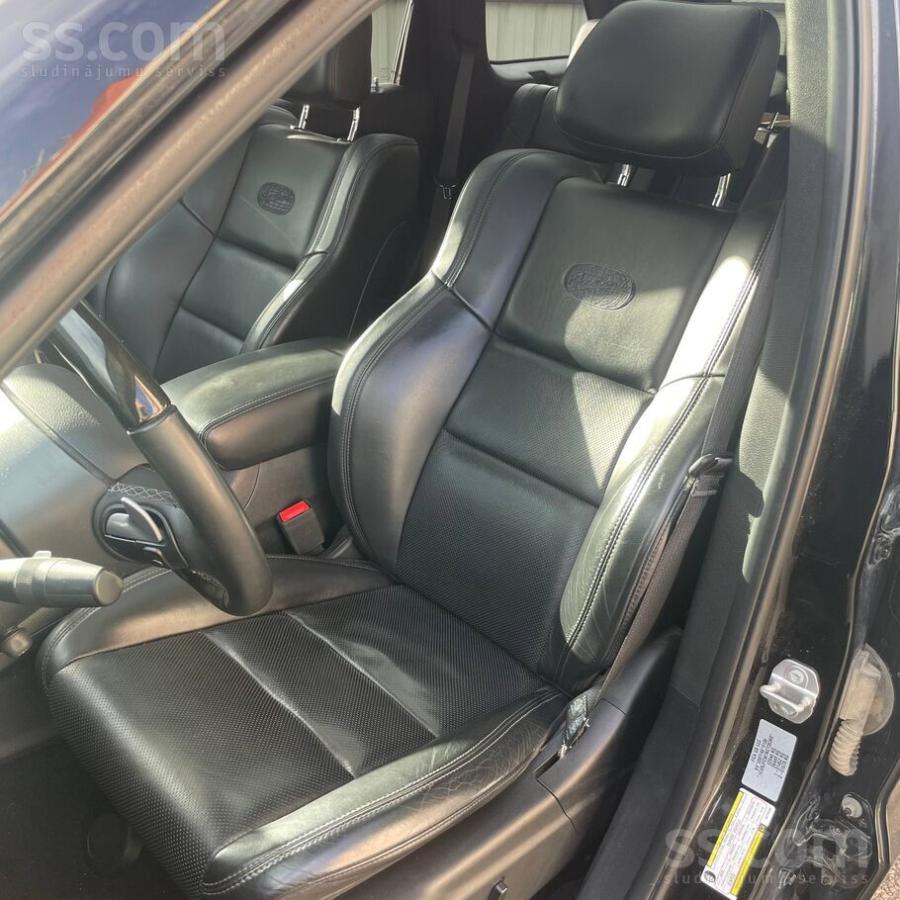 Black Jeep Grand Cherokee 2020 in Riga, with an engine capacity of 3.00 L and mileage of 99 thousand km for 25500 €, photo 18 on AUTOMOTO.COM.LV