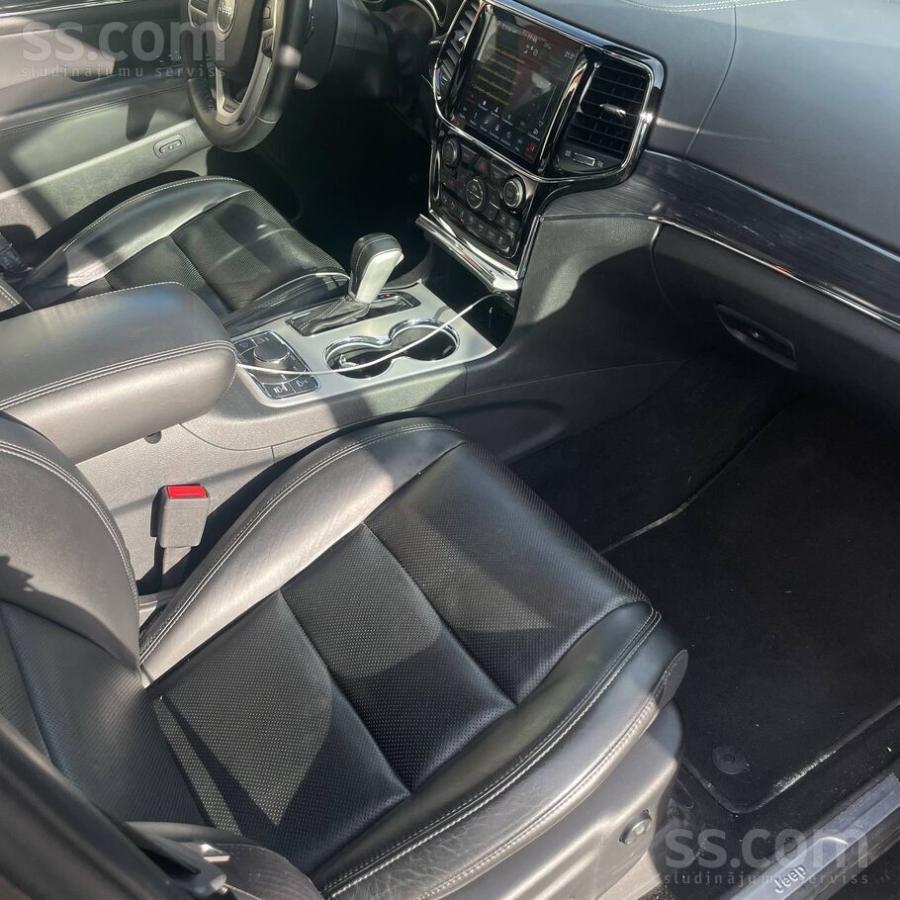 Melns Jeep Grand Cherokee 2020 Rīga, ar dzinēja tilpumu 3.00 L un nobraukumu 99 tūkst. km par 23500 €, foto 16 vietnē AUTOMOTO.COM.LV