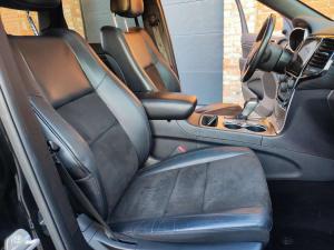 Melns Jeep Grand Cherokee 2020 Kauņa, ar dzinēja tilpumu 3.60 L un nobraukumu 75 tūkst. km par 11400 €, foto 28 vietnē AUTOMOTO.COM.LV
