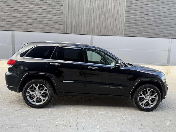 Black Jeep Grand Cherokee 2020 in Siauliai, with an engine capacity of 2.99 L and mileage of 240 thousand km for 13200 €, photo 4 on AUTOMOTO.COM.LV