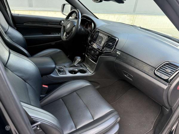 Black Jeep Grand Cherokee 2020 in Siauliai, with an engine capacity of 2.99 L and mileage of 240 thousand km for 13200 €, photo 8 on AUTOMOTO.COM.LV