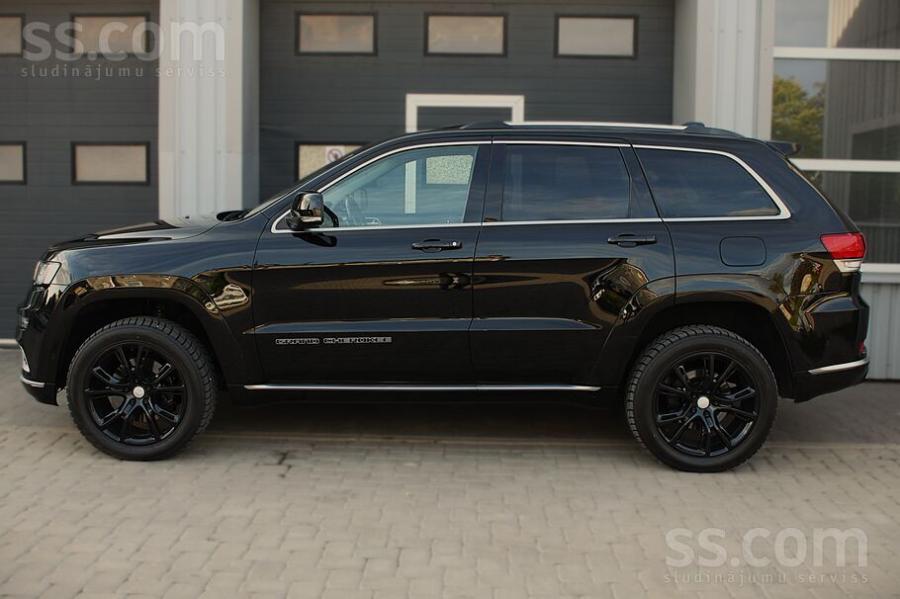 Black Jeep Grand Cherokee 2020 in Riga, with an engine capacity of 3.00 L and mileage of 0 thousand km for 26800 €, photo 4 on AUTOMOTO.COM.LV