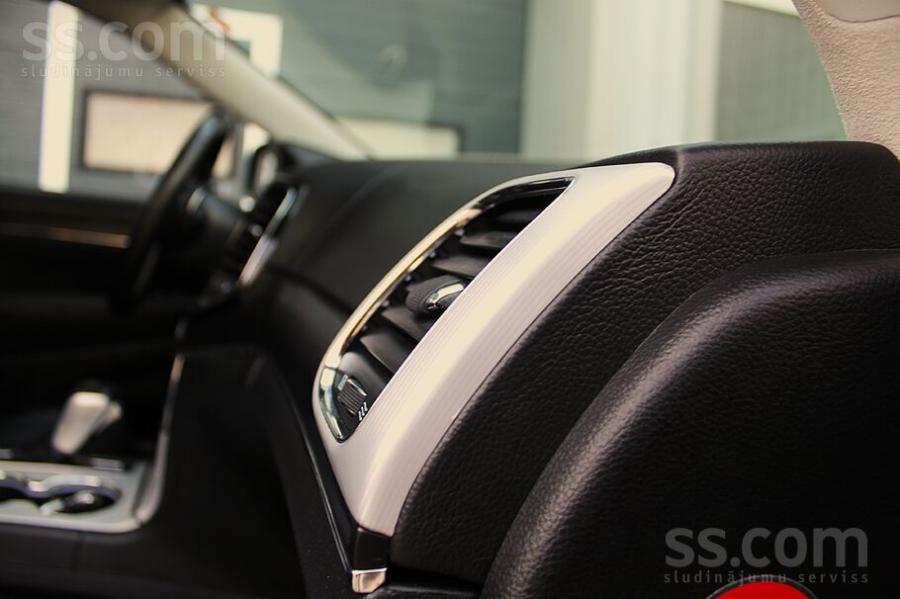 Black Jeep Grand Cherokee 2020 in Riga, with an engine capacity of 3.00 L and mileage of 0 thousand km for 26800 €, photo 24 on AUTOMOTO.COM.LV