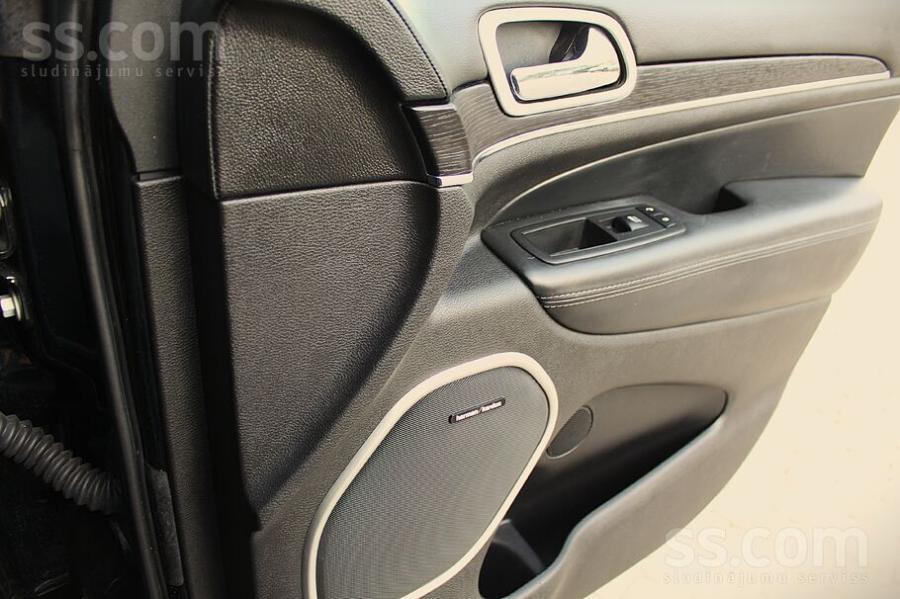 Black Jeep Grand Cherokee 2020 in Riga, with an engine capacity of 3.00 L and mileage of 0 thousand km for 26800 €, photo 31 on AUTOMOTO.COM.LV