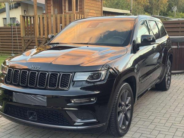 Black Jeep Grand Cherokee 2020 in Kaunas, with an engine capacity of 2.99 L and mileage of 102 thousand km for 19300 €, photo 1 on AUTOMOTO.COM.LV