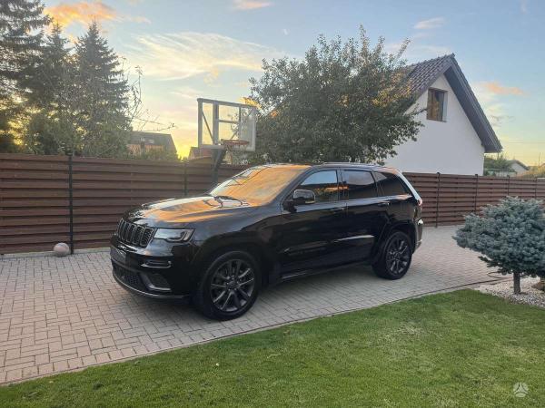 Black Jeep Grand Cherokee 2020 in Kaunas, with an engine capacity of 2.99 L and mileage of 102 thousand km for 19300 €, photo 5 on AUTOMOTO.COM.LV