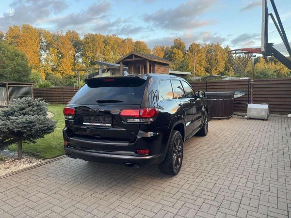 Black Jeep Grand Cherokee 2020 in Kaunas, with an engine capacity of 2.99 L and mileage of 102 thousand km for 19300 €, photo 8 on AUTOMOTO.COM.LV
