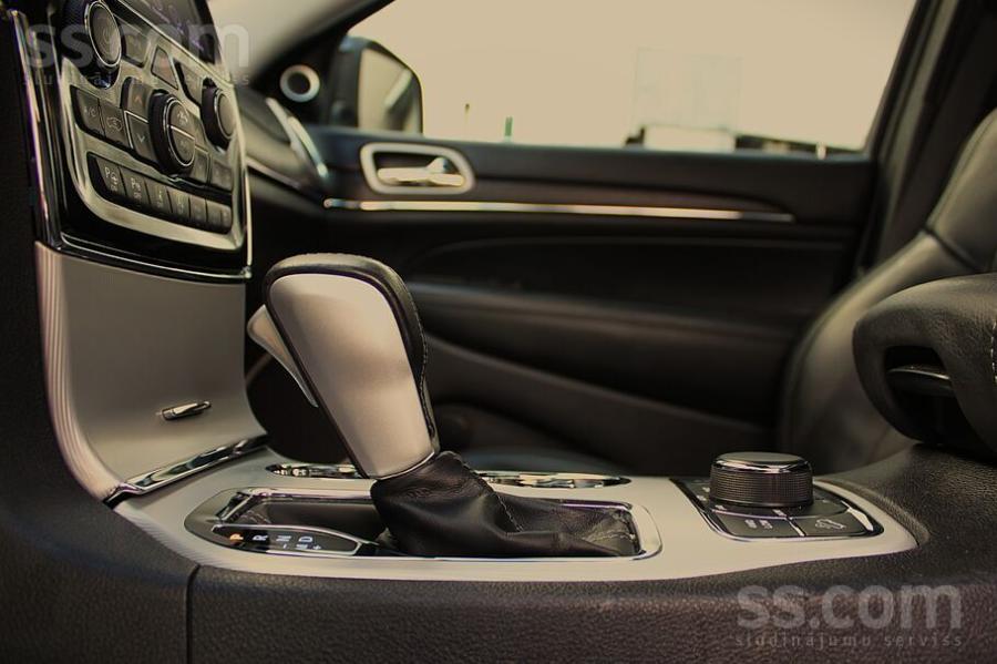 Melns Jeep Grand Cherokee 2020 Rīga, ar dzinēja tilpumu 3.00 L un nobraukumu 0 tūkst. km par 21990 €, foto 19 vietnē AUTOMOTO.COM.LV