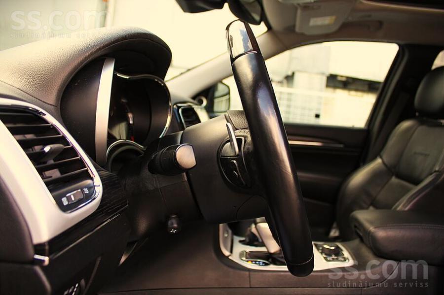 Melns Jeep Grand Cherokee 2020 Rīga, ar dzinēja tilpumu 3.00 L un nobraukumu 0 tūkst. km par 21990 €, foto 20 vietnē AUTOMOTO.COM.LV