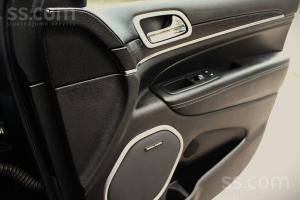 Black Jeep Grand Cherokee 2020 in Riga, with an engine capacity of 3.00 L and mileage of 0 thousand km for 21990 €, photo 28 on AUTOMOTO.COM.LV