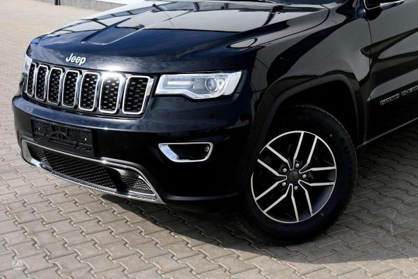 Jeep Grand Cherokee 2020 in Kretinga on AUTOMOTO.COM.LV Black Jeep Grand Cherokee 2020 in Kretinga, with an engine capacity of 3.60 L and mileage of 42 thousand km for 20499 β¬, photo 5 on AUTOMOTO.COM.LV
