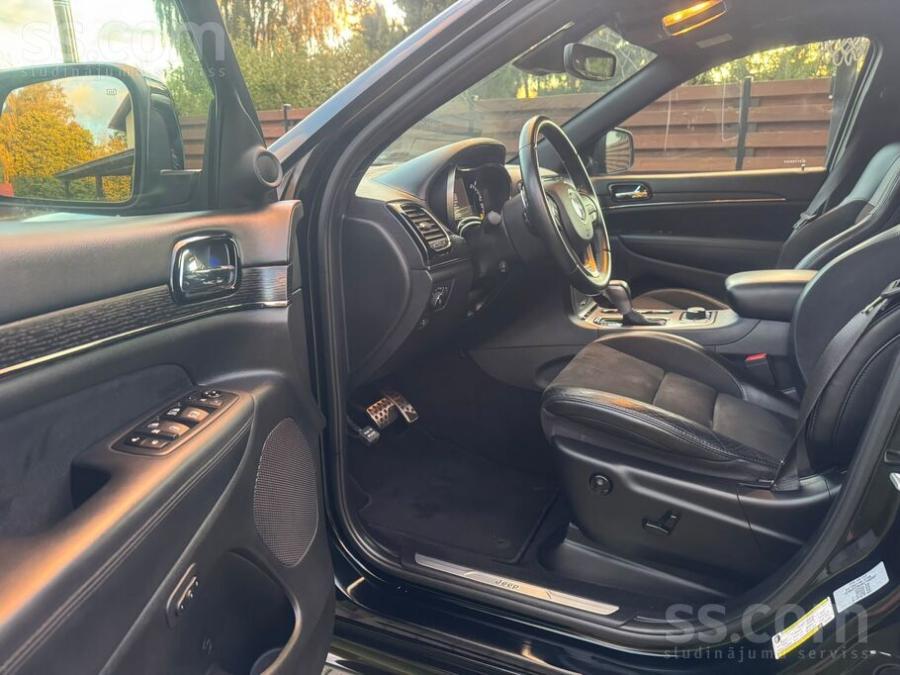 Black Jeep Grand Cherokee 2020 in Jurmala, with an engine capacity of 3.00 L and mileage of 0 thousand km for 20950 €, photo 15 on AUTOMOTO.COM.LV