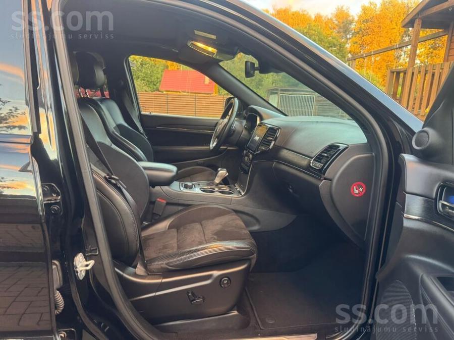 Black Jeep Grand Cherokee 2020 in Jurmala, with an engine capacity of 3.00 L and mileage of 0 thousand km for 20950 €, photo 23 on AUTOMOTO.COM.LV