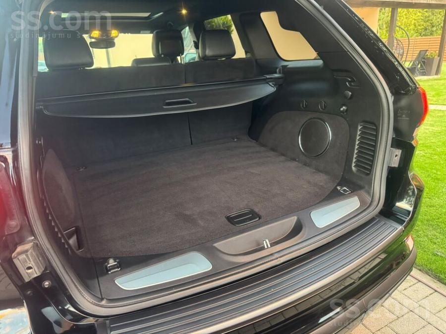 Black Jeep Grand Cherokee 2020 in Jurmala, with an engine capacity of 3.00 L and mileage of 0 thousand km for 20950 €, photo 24 on AUTOMOTO.COM.LV