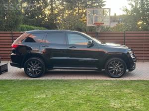Black Jeep Grand Cherokee 2020 in Jurmala, with an engine capacity of 3.00 L and mileage of 0 thousand km for 20950 €, photo 28 on AUTOMOTO.COM.LV