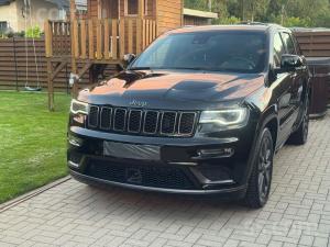 Black Jeep Grand Cherokee 2020 in Jurmala, with an engine capacity of 3.00 L and mileage of 0 thousand km for 20950 €, photo 31 on AUTOMOTO.COM.LV