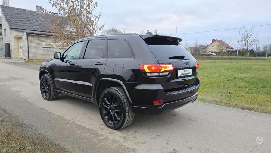 Black Jeep Grand Cherokee 2021 in Siauliai, with an engine capacity of 3.60 L and mileage of 79 thousand km for 21500 €, photo 7 on AUTOMOTO.COM.LV