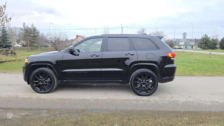 Black Jeep Grand Cherokee 2021 in Siauliai, with an engine capacity of 3.60 L and mileage of 79 thousand km for 21500 €, photo 8 on AUTOMOTO.COM.LV