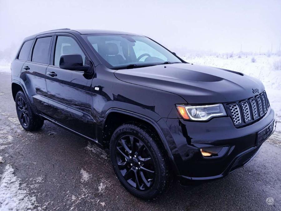 Black Jeep Grand Cherokee 2021 in Telschi, with an engine capacity of 3.60 L and mileage of 103 thousand km for 20999 €, photo 1 on AUTOMOTO.COM.LV