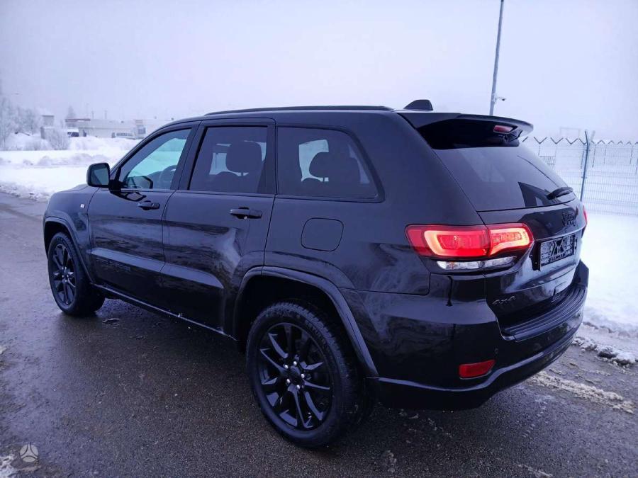 Black Jeep Grand Cherokee 2021 in Telschi, with an engine capacity of 3.60 L and mileage of 103 thousand km for 20999 €, photo 10 on AUTOMOTO.COM.LV