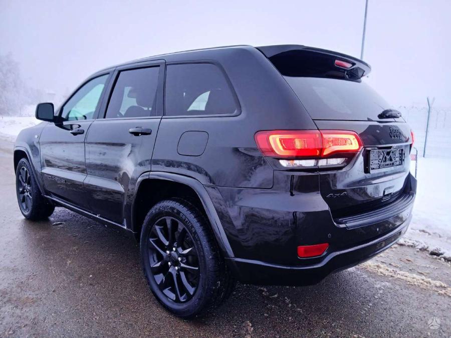 Black Jeep Grand Cherokee 2021 in Telschi, with an engine capacity of 3.60 L and mileage of 103 thousand km for 20999 €, photo 11 on AUTOMOTO.COM.LV