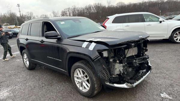 Black Jeep Grand Cherokee 2021 in Vilnius, with an engine capacity of 3.60 L and mileage of 38 thousand km for 16500 €, photo 6 on AUTOMOTO.COM.LV