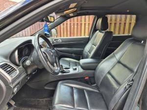 Black Jeep Grand Cherokee 2021 in Siauliai, with an engine capacity of 3.60 L and mileage of 43 thousand km for 23499 €, photo 8 on AUTOMOTO.COM.LV