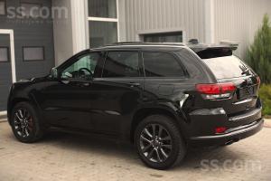 Black Jeep Grand Cherokee 2021 in Riga, with an engine capacity of 3.00 L and mileage of 0 thousand km for 21990 €, photo 5 on AUTOMOTO.COM.LV
