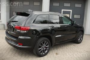 Black Jeep Grand Cherokee 2021 in Riga, with an engine capacity of 3.00 L and mileage of 0 thousand km for 21990 €, photo 7 on AUTOMOTO.COM.LV