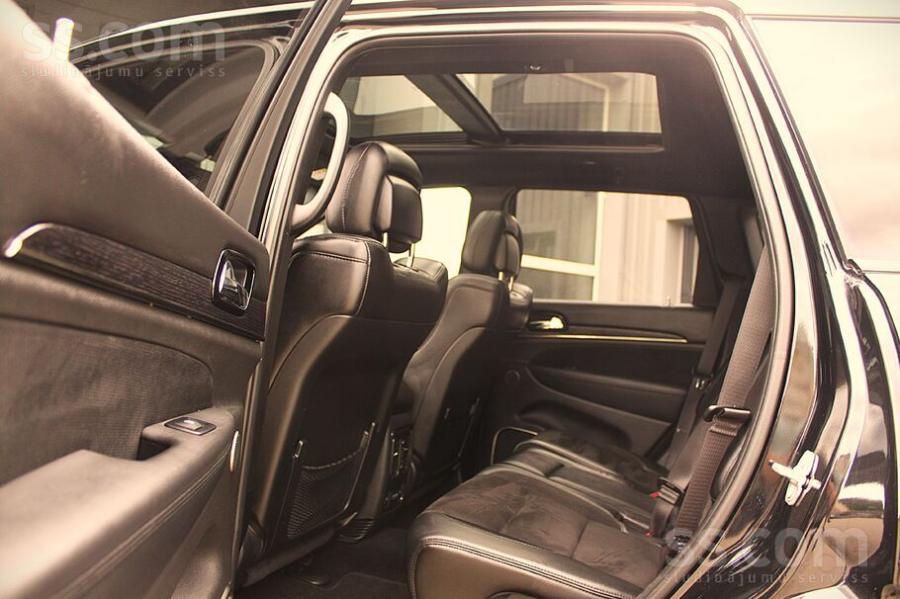 Black Jeep Grand Cherokee 2021 in Riga, with an engine capacity of 3.00 L and mileage of 0 thousand km for 21990 €, photo 20 on AUTOMOTO.COM.LV