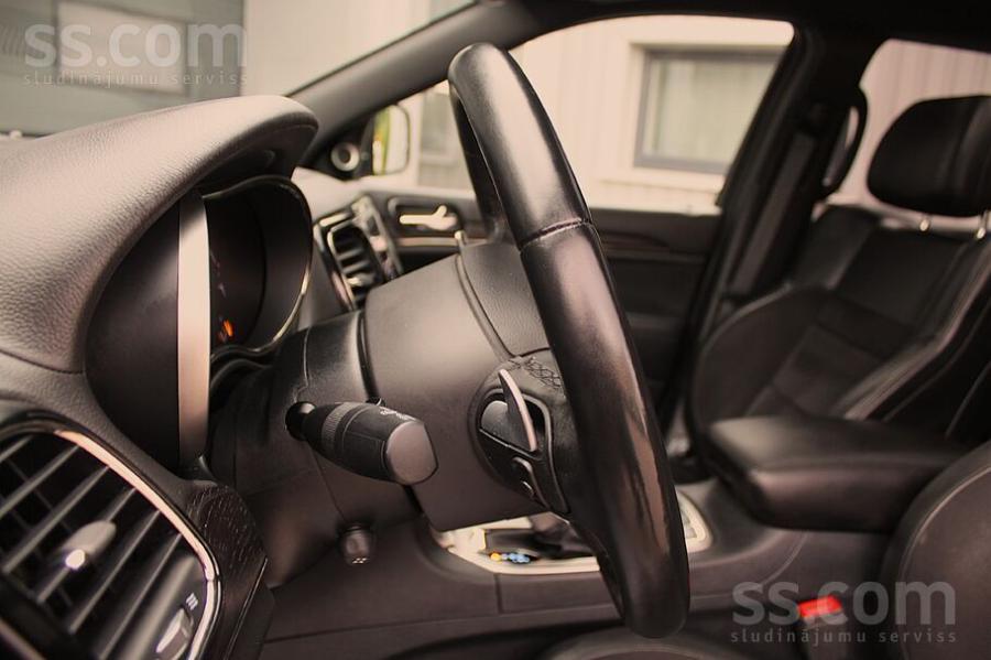 Black Jeep Grand Cherokee 2021 in Riga, with an engine capacity of 3.00 L and mileage of 0 thousand km for 21990 €, photo 22 on AUTOMOTO.COM.LV