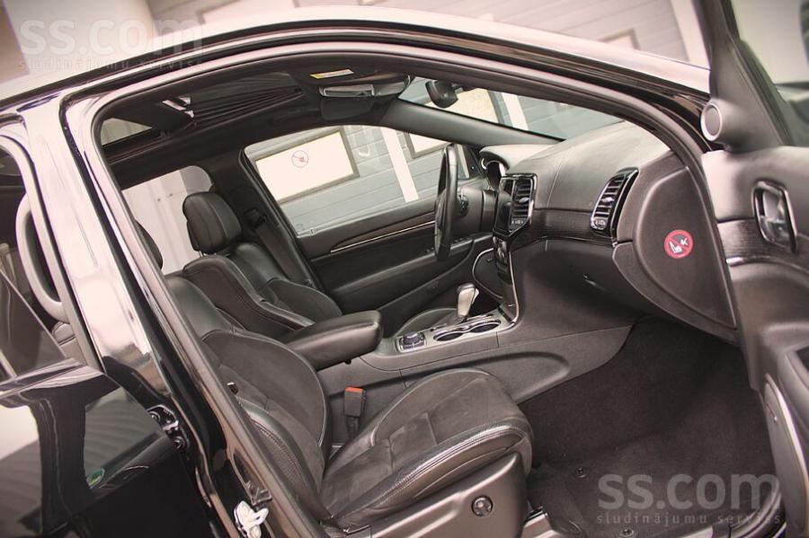 Black Jeep Grand Cherokee 2021 in Riga, with an engine capacity of 3.00 L and mileage of 0 thousand km for 21990 €, photo 26 on AUTOMOTO.COM.LV