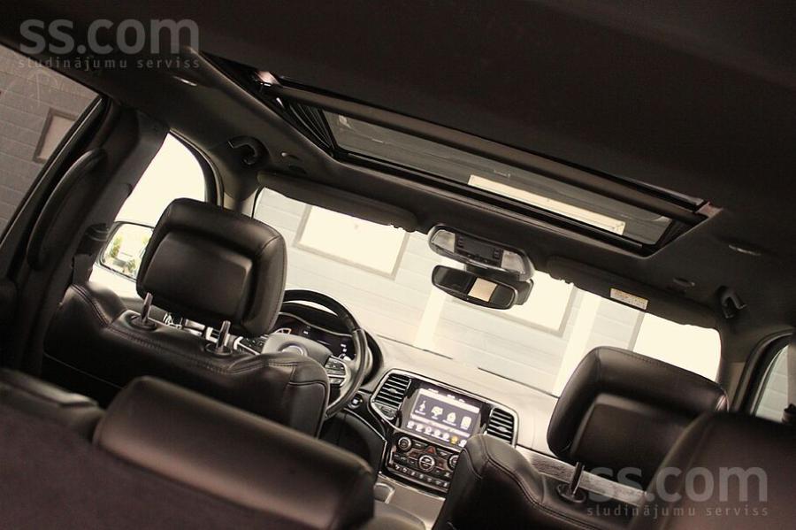 Black Jeep Grand Cherokee 2021 in Riga, with an engine capacity of 3.00 L and mileage of 0 thousand km for 21990 €, photo 31 on AUTOMOTO.COM.LV