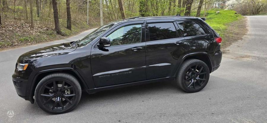 Melns Jeep Grand Cherokee 2021 Viļņa, ar dzinēja tilpumu 3.60 L un nobraukumu 159 tūkst. km par 21300 €, foto 1 vietnē AUTOMOTO.COM.LV