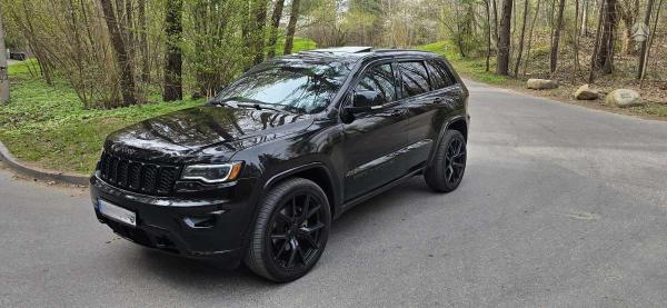 Melns Jeep Grand Cherokee 2021 Viļņa, ar dzinēja tilpumu 3.60 L un nobraukumu 159 tūkst. km par 21300 €, foto 2 vietnē AUTOMOTO.COM.LV