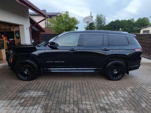 Black Jeep Grand Cherokee 2021 in Telschi, with an engine capacity of 3.60 L and mileage of 118 thousand km for 49999 €, photo 3 on AUTOMOTO.COM.LV