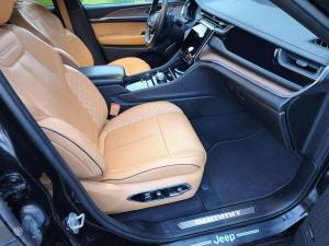 Black Jeep Grand Cherokee 2021 in Telschi, with an engine capacity of 3.60 L and mileage of 118 thousand km for 49999 €, photo 26 on AUTOMOTO.COM.LV