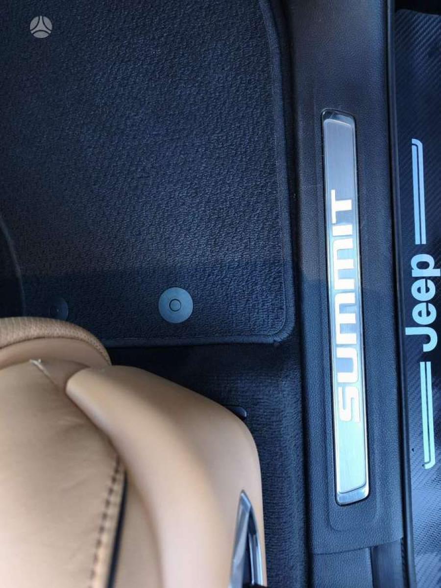 Black Jeep Grand Cherokee 2021 in Telschi, with an engine capacity of 3.60 L and mileage of 118 thousand km for 49999 €, photo 41 on AUTOMOTO.COM.LV