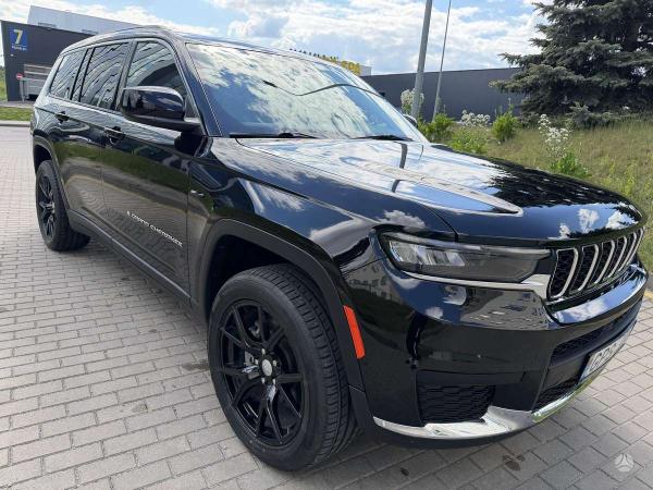 Melns Jeep Grand Cherokee 2021 Viļņa, ar dzinēja tilpumu 3.60 L un nobraukumu 64 tūkst. km par 31300 €, foto 2 vietnē AUTOMOTO.COM.LV