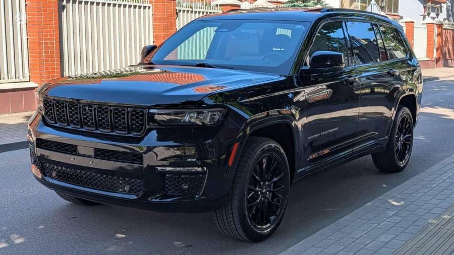 Black Jeep Grand Cherokee 2021 in Klaipeda, with an engine capacity of 3.60 L and mileage of 60 thousand km for 29900 €, photo 1 on AUTOMOTO.COM.LV