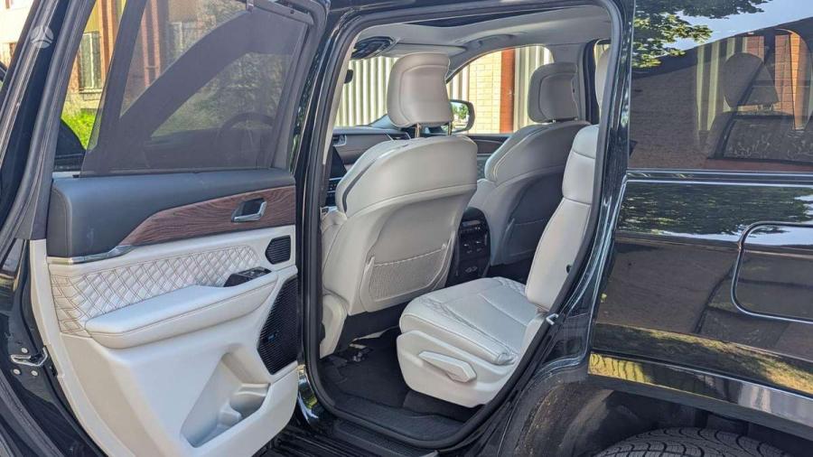 Black Jeep Grand Cherokee 2021 in Klaipeda, with an engine capacity of 3.60 L and mileage of 60 thousand km for 29900 €, photo 13 on AUTOMOTO.COM.LV