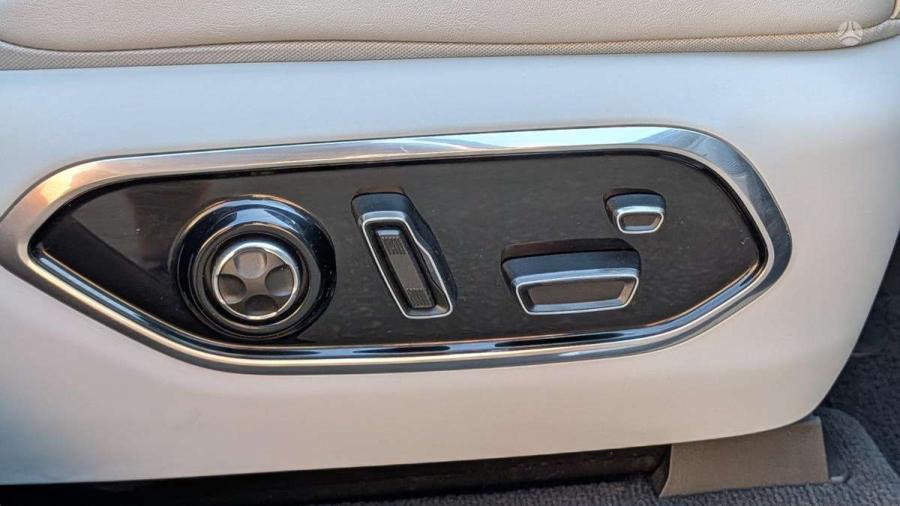 Black Jeep Grand Cherokee 2021 in Klaipeda, with an engine capacity of 3.60 L and mileage of 60 thousand km for 29900 €, photo 20 on AUTOMOTO.COM.LV
