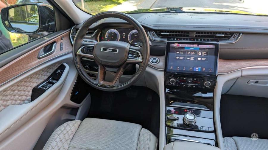 Black Jeep Grand Cherokee 2021 in Klaipeda, with an engine capacity of 3.60 L and mileage of 60 thousand km for 29900 €, photo 25 on AUTOMOTO.COM.LV