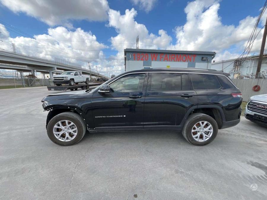 Black Jeep Grand Cherokee 2022 in Ukmerge, with an engine capacity of 3.60 L and mileage of 25 thousand km for 19990 €, photo 2 on AUTOMOTO.COM.LV