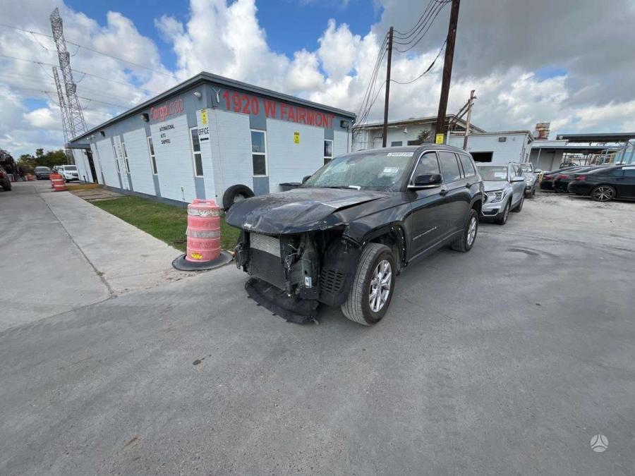 Black Jeep Grand Cherokee 2022 in Ukmerge, with an engine capacity of 3.60 L and mileage of 25 thousand km for 19990 €, photo 3 on AUTOMOTO.COM.LV